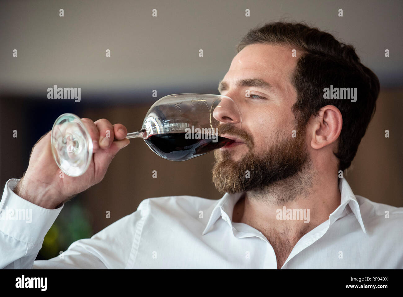 Man holding up red wine glass hi-res stock photography and images - Alamy