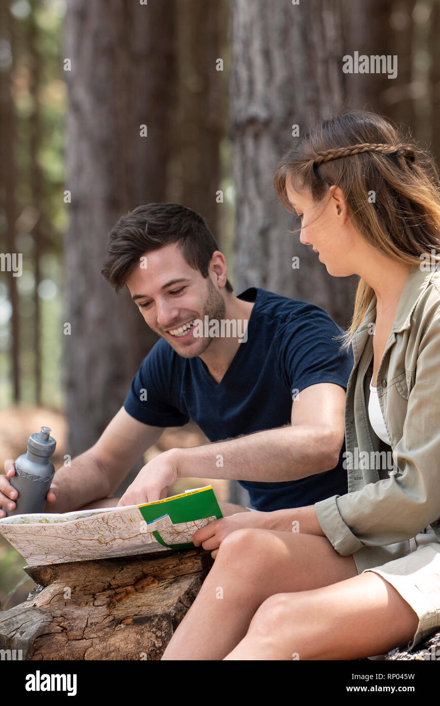 Young couple reading map hi-res stock photography and images - Alamy