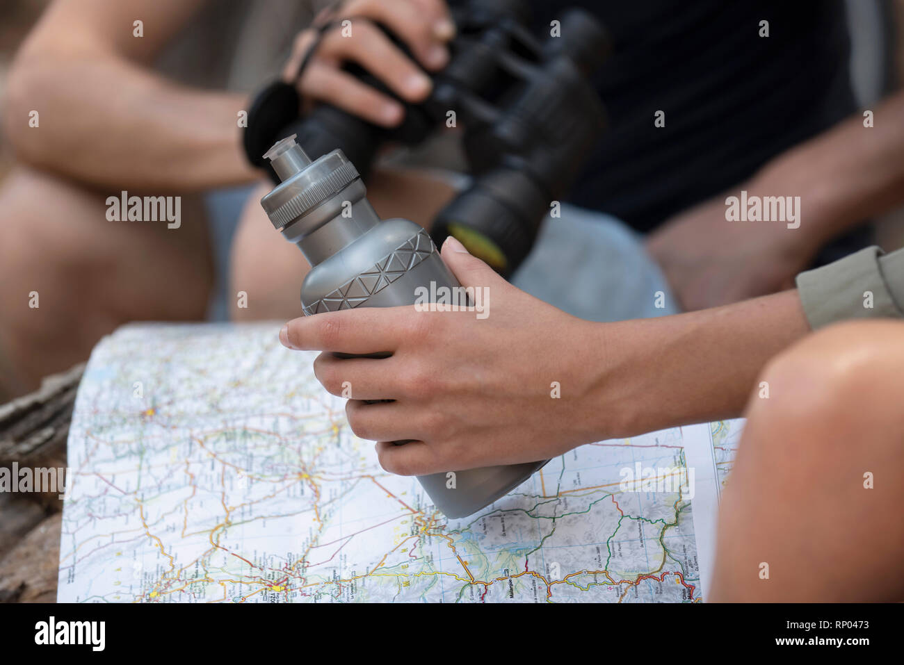 Young couple reading map hi-res stock photography and images - Alamy