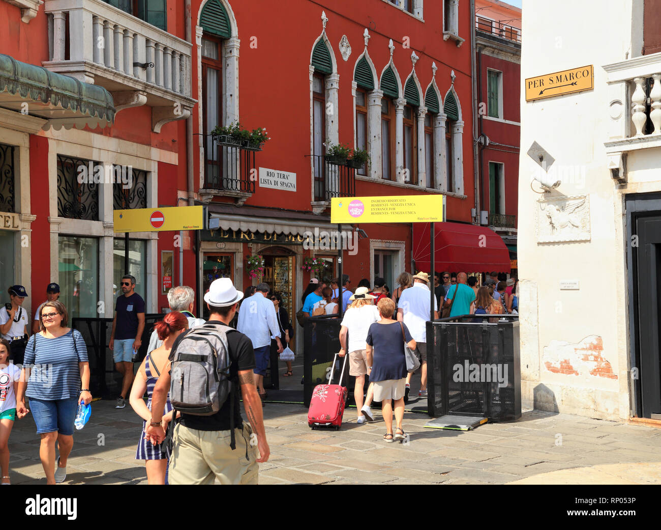 Mass tourism hi-res stock photography and images - Alamy