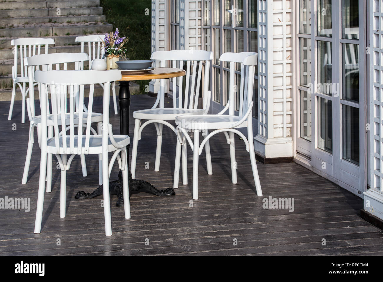 Outdoor cafeteria table hi-res stock photography and images - Alamy