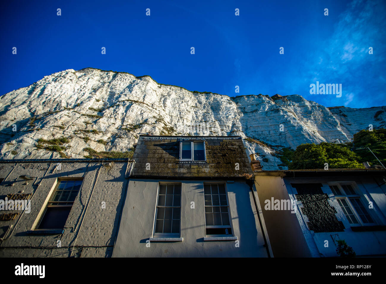 House below mountain hi-res stock photography and images - Alamy