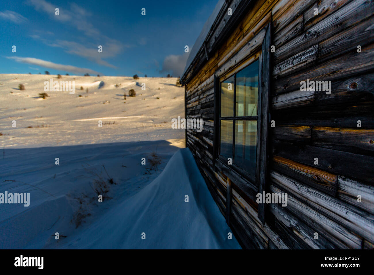 A wooden shack in-amongst Russia's winter snow Stock Photo - Alamy
