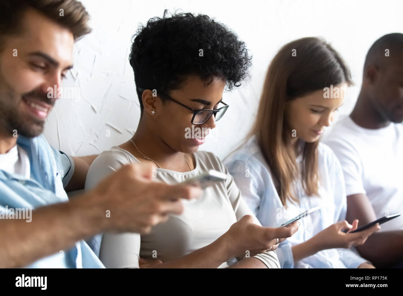 Diverse teenagers with phones hi-res stock photography and images - Alamy