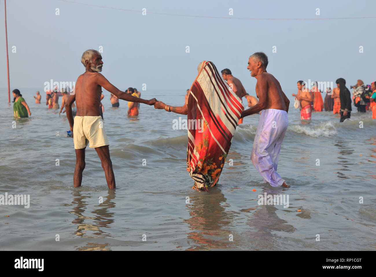 Hindu pilgrims gathered to take bath in the Ganges on the day of 'Makar ...