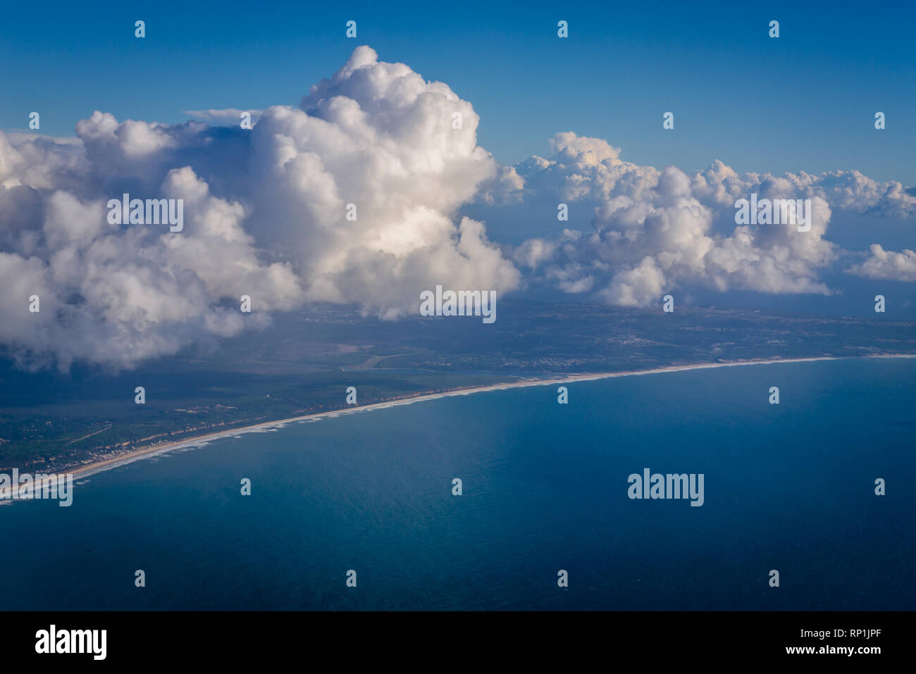 Ocean from plane window hi-res stock photography and images - Alamy