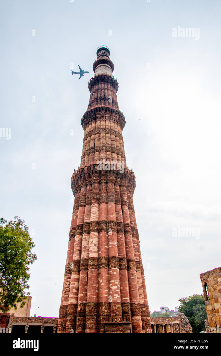 Qutub minar mosque, The worlds tallest free standing minaret in delhi ...