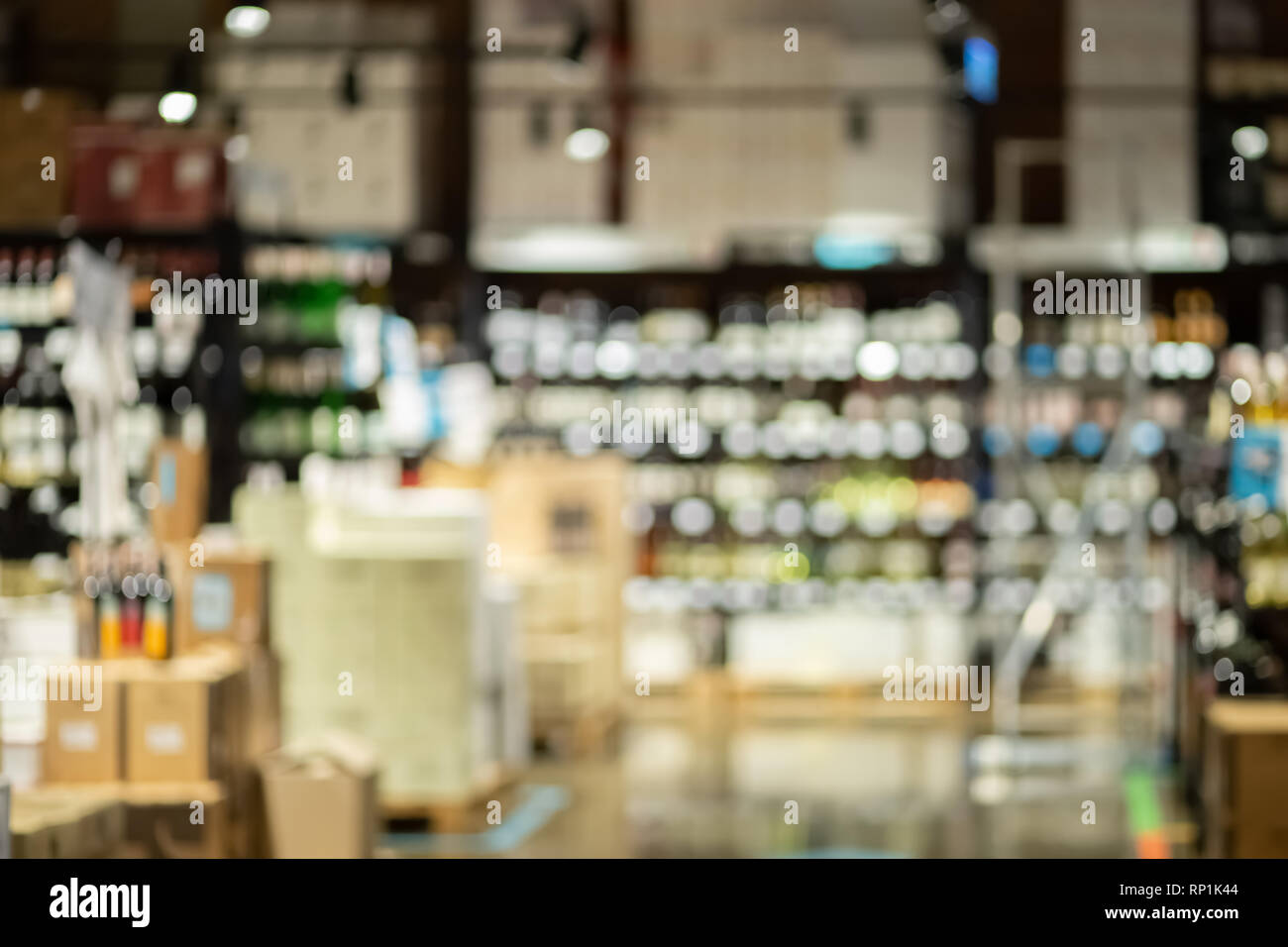 Blurry liquor store. Defocused alcohol shop background Stock Photo - Alamy