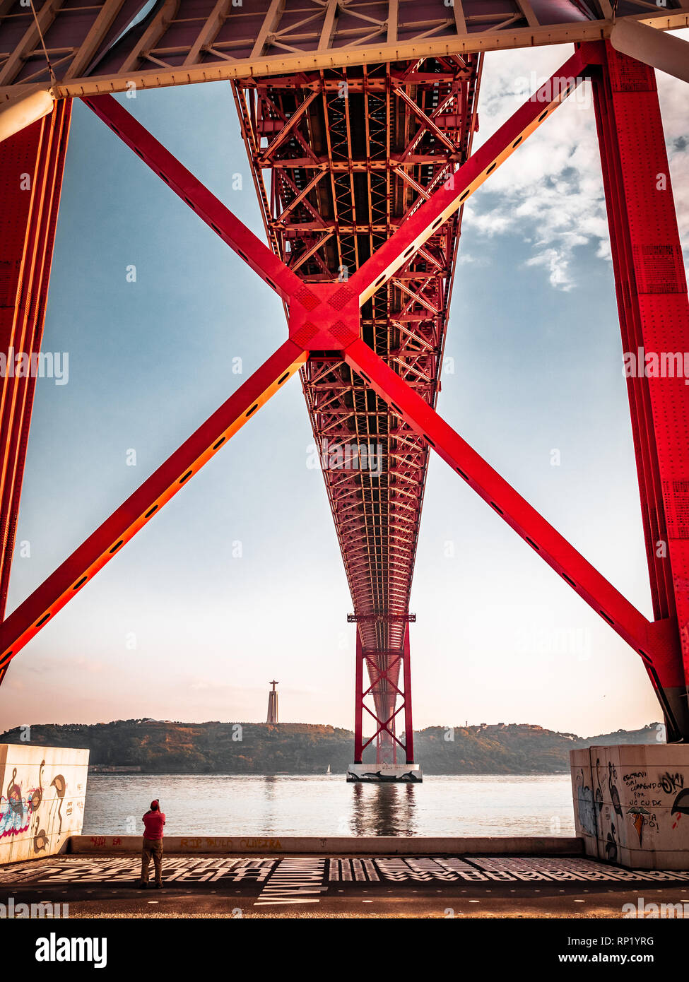 Ponte 25 de Abril bridge, Lisbon Stock Photo - Alamy