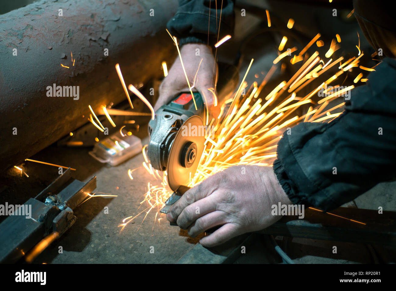 Men's hands cut metal electric grinding wheel Stock Photo - Alamy