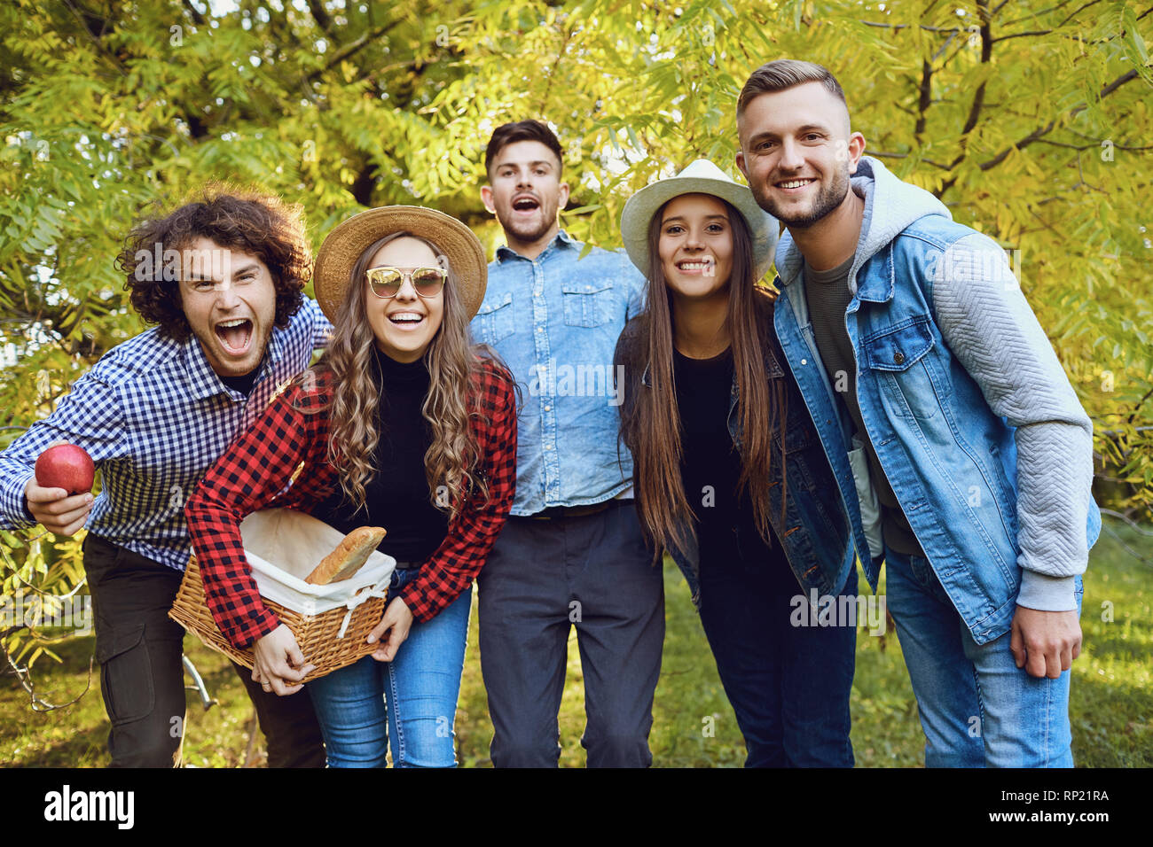 Group smiling cheerful friends hi-res stock photography and images - Alamy