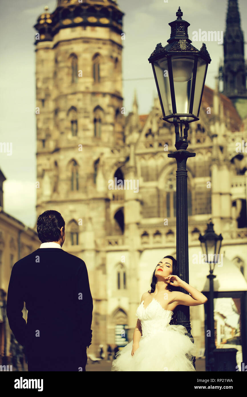 Bride groom pose outdoors hi-res stock photography and images - Alamy
