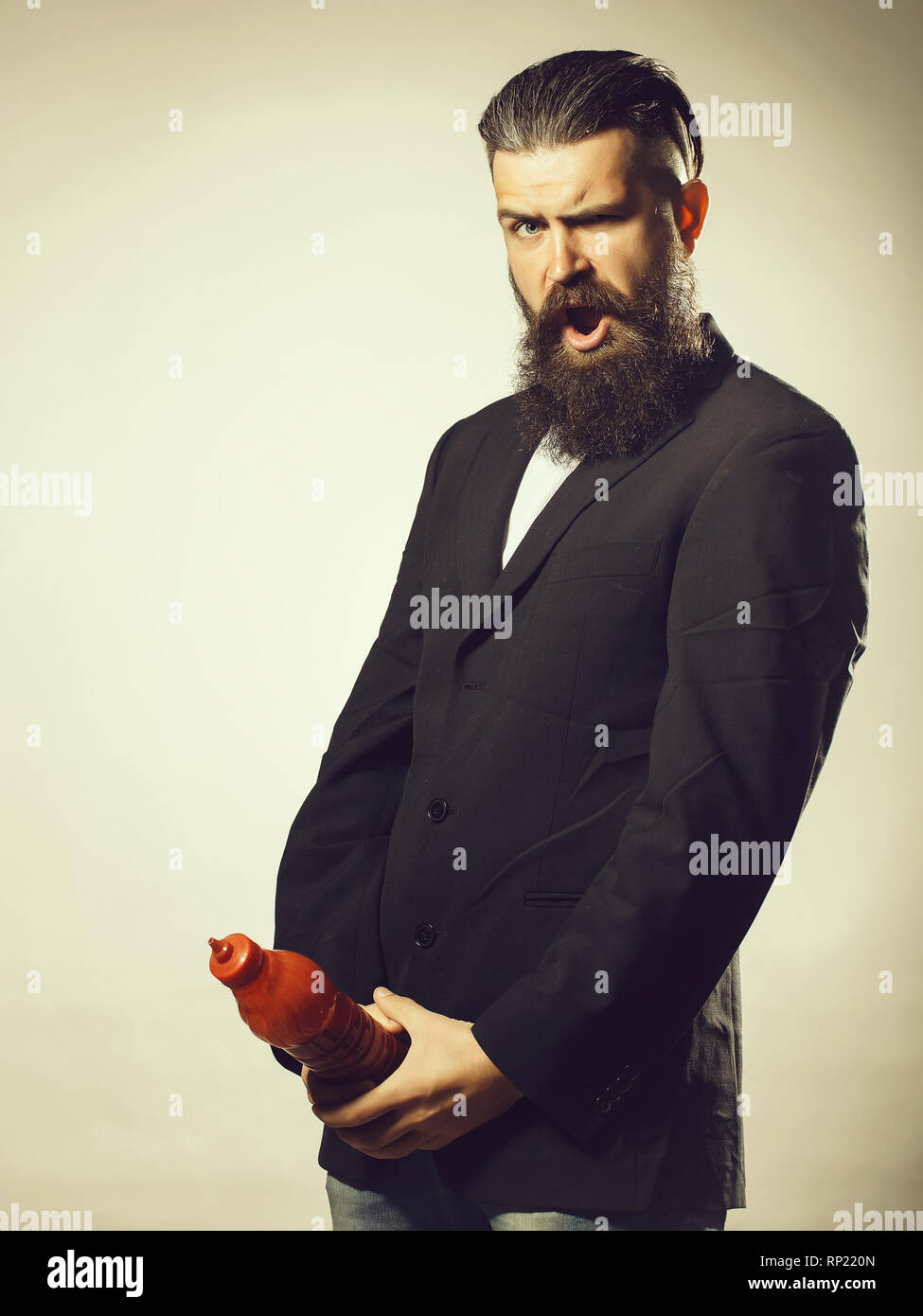 Bearded man with ketchup bottle Stock Photo - Alamy