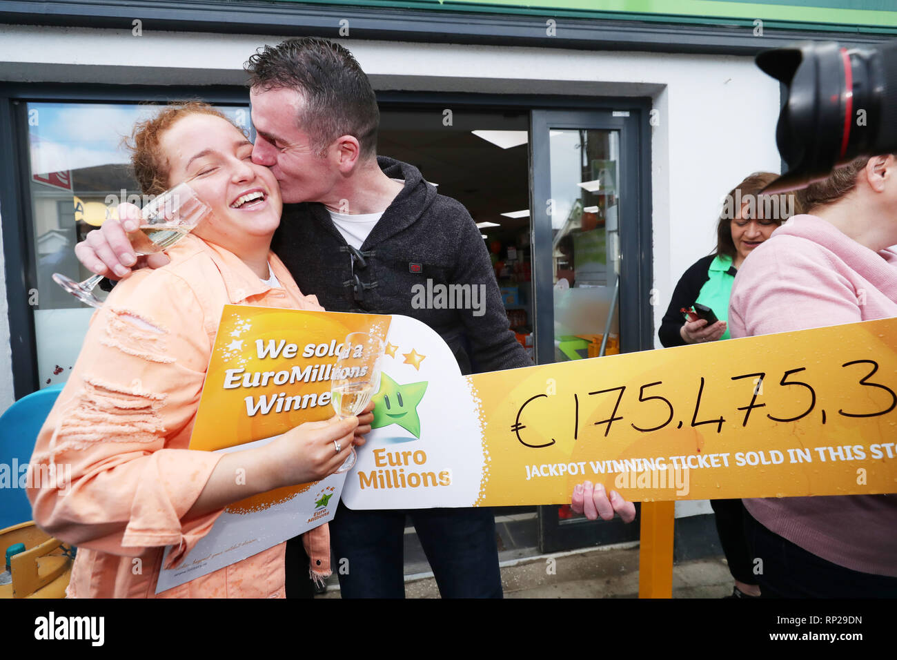 Les Reilly kisses his niece Carly Reilly outside Reilly's Daybreak in ...