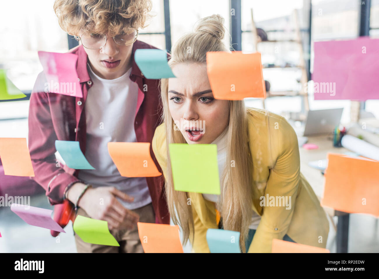Surprised coworkers hi-res stock photography and images - Alamy