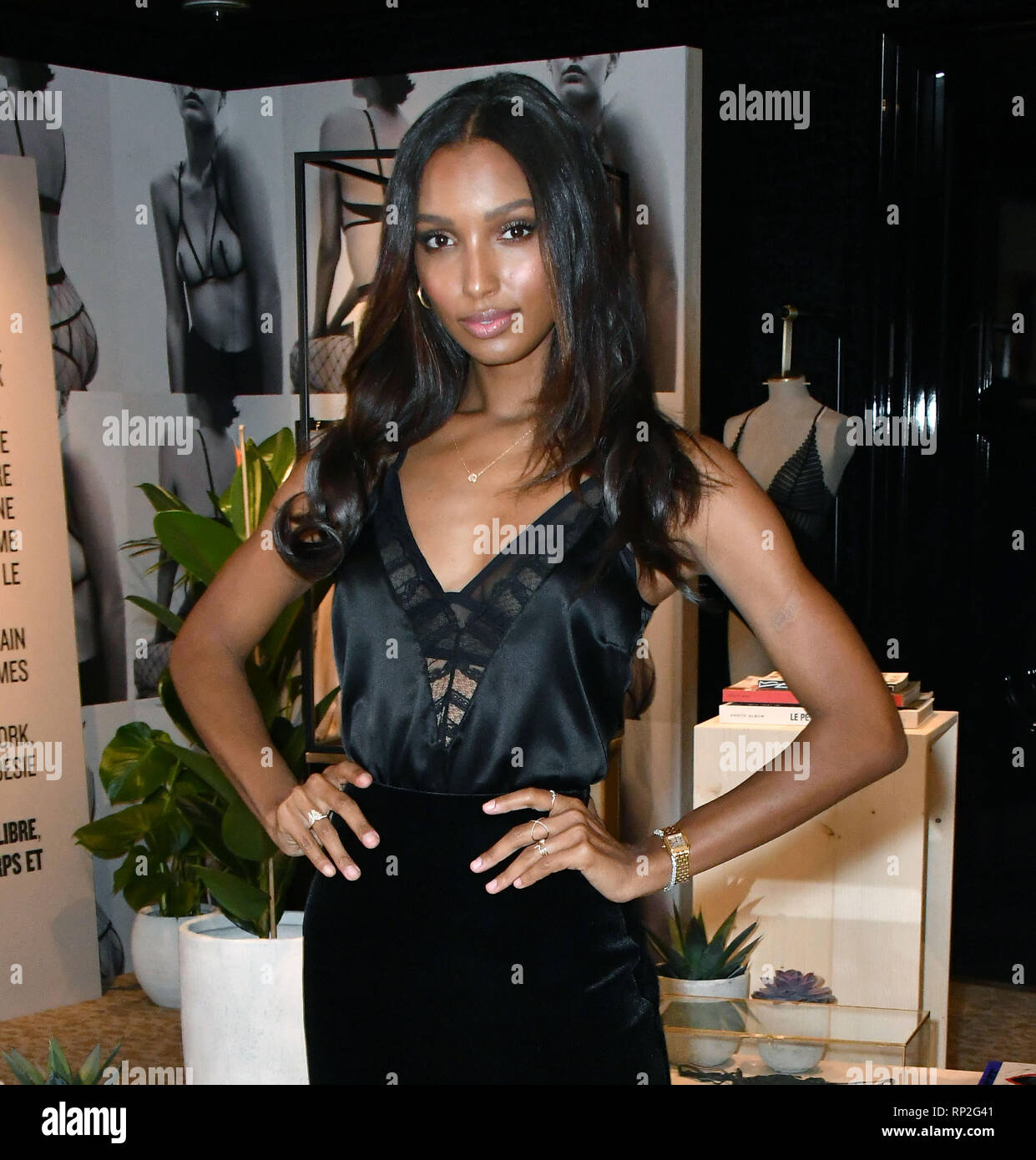 London, UK. 20th Feb, 2019. Supermodel and Victoria's Secret Angel ...