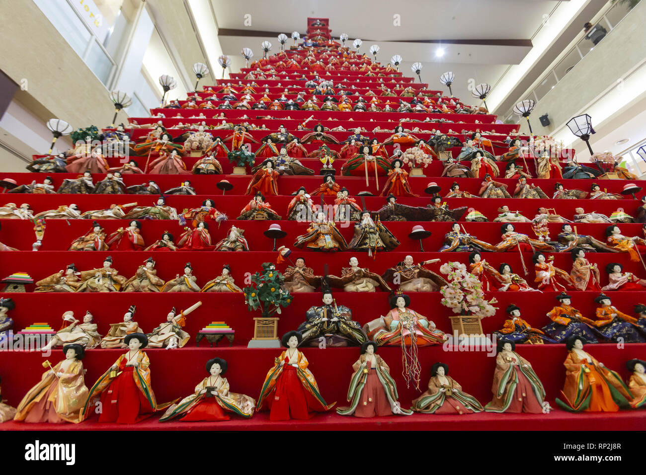 Saitama, Japan. 20th Feb, 2019. A 7 meter in height doll pyramid adorns ...