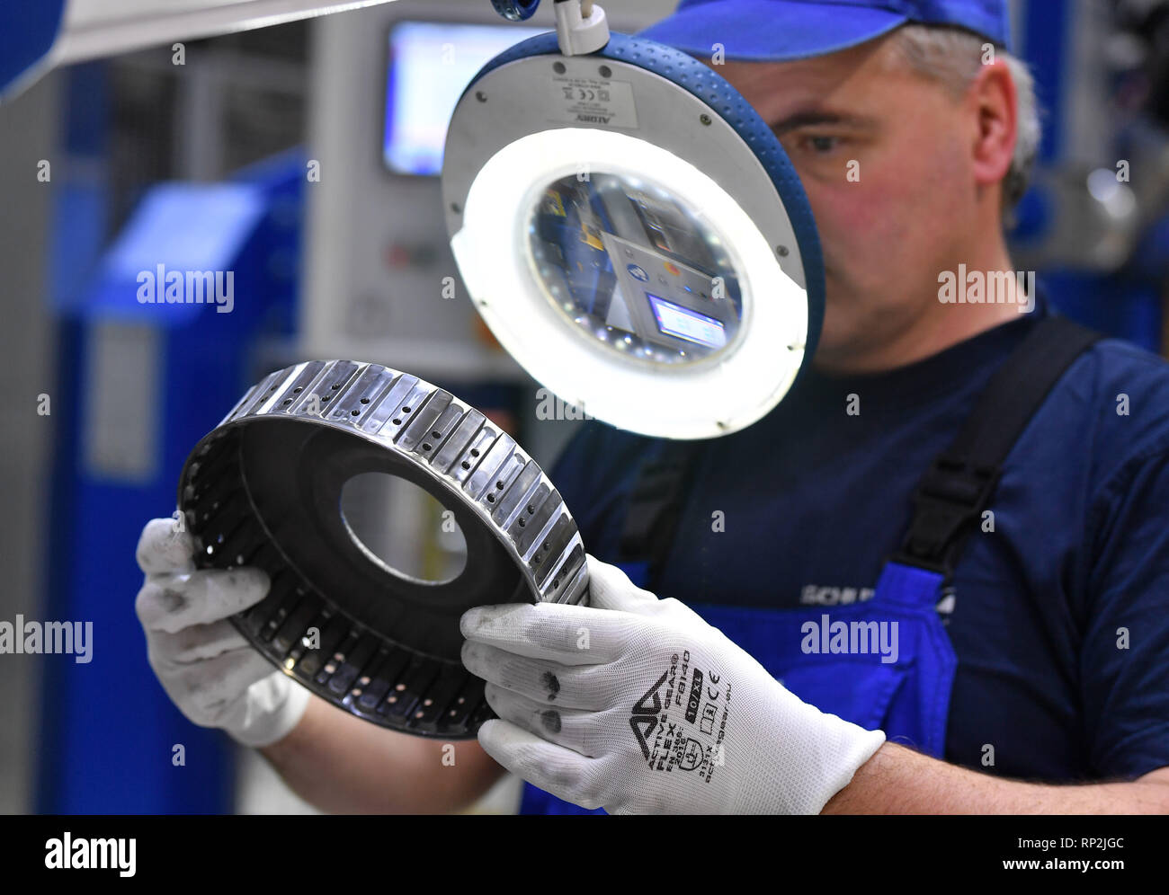 20 February 2019, Thuringia, Erfurt: An employee checks an internal ...