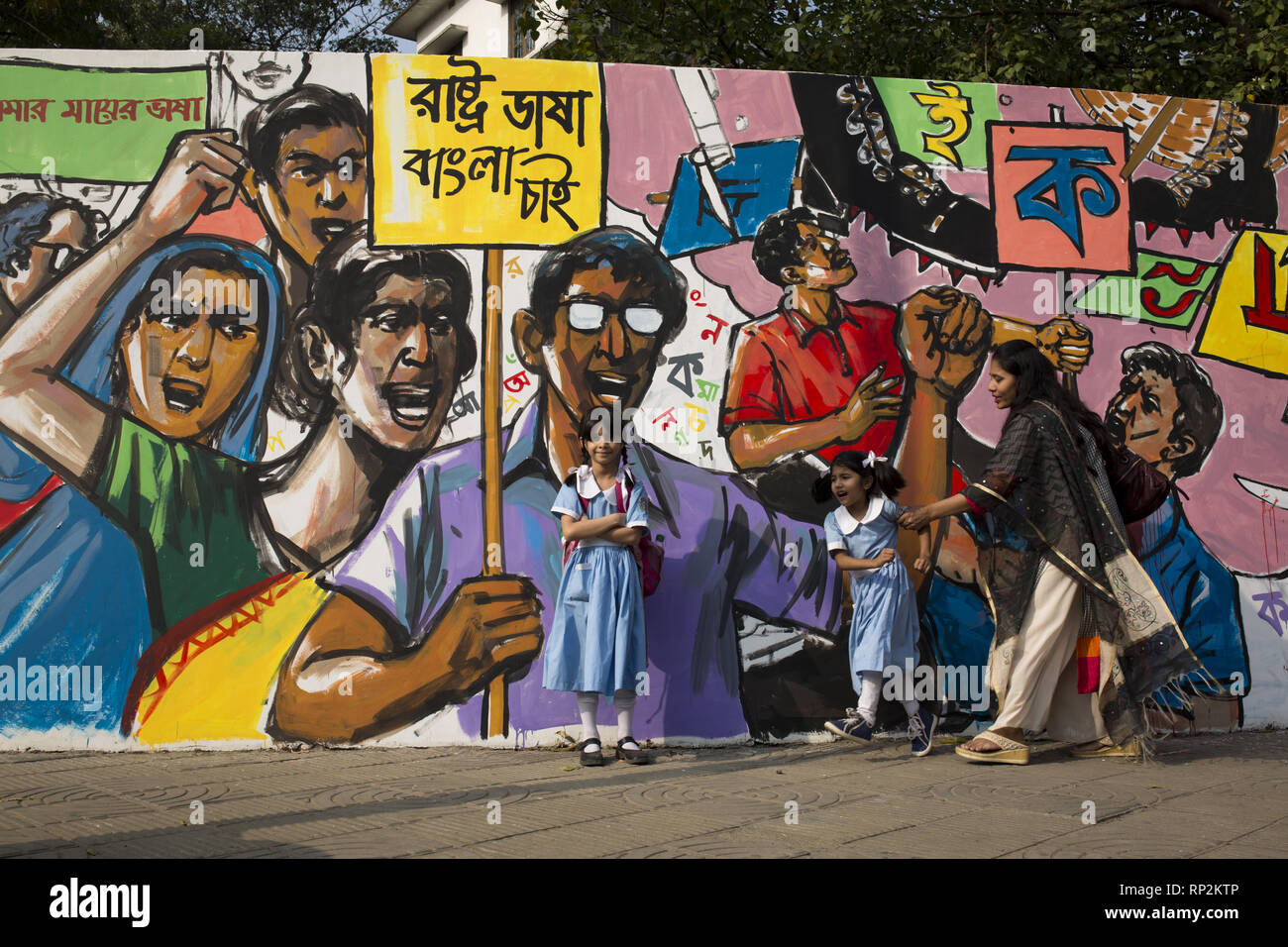 Dhaka, Bangladesh. 20th Feb, 2019. FEBRUARY 20 : School student walks ...
