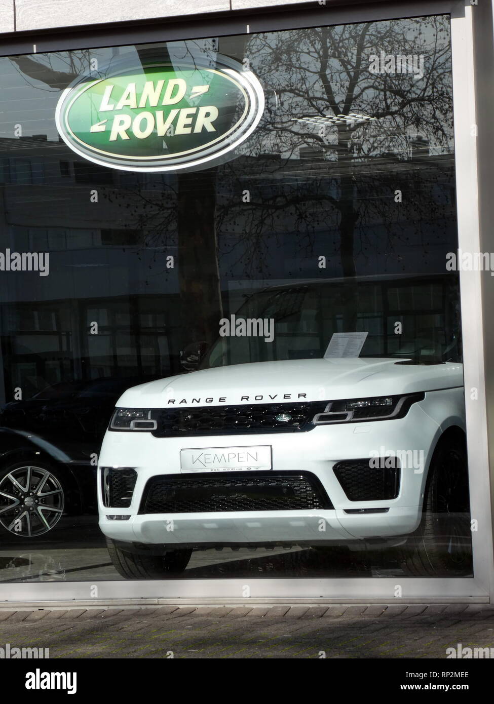 17 February 2019, Köln: A Range Rover from the British car manufacturer ...