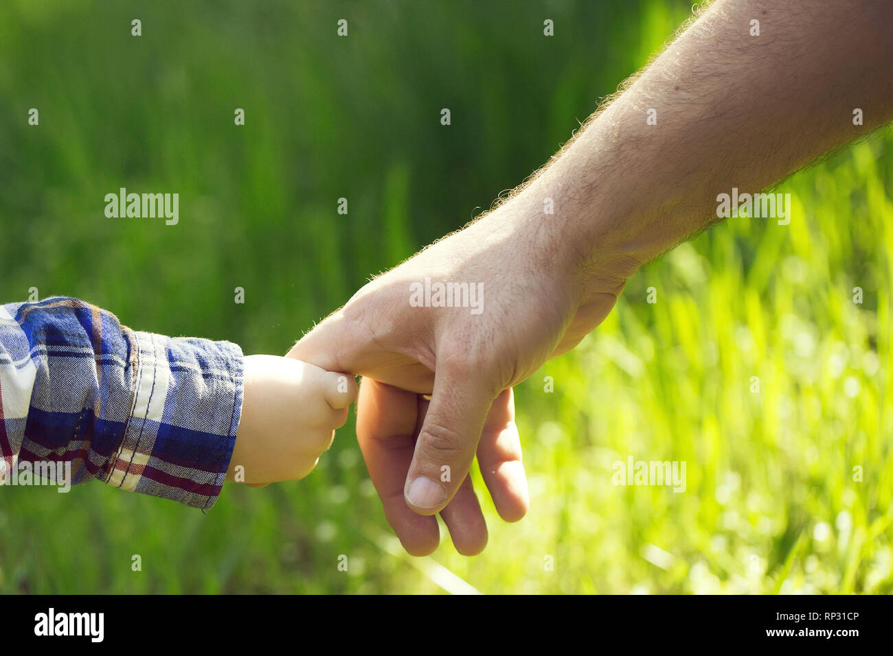Hands of father and son Stock Photo - Alamy