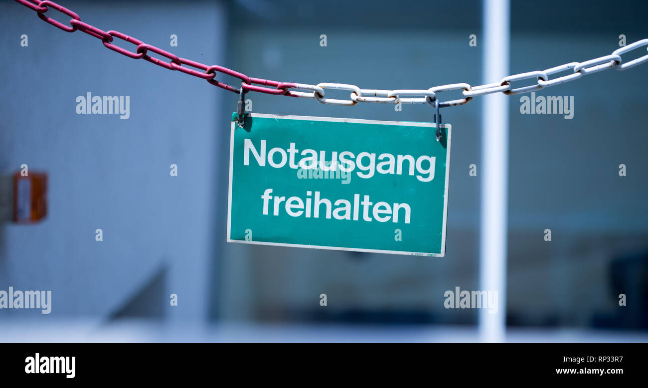 Green emergency exit plate, “Notausgang freihalten”, german Stock Photo ...