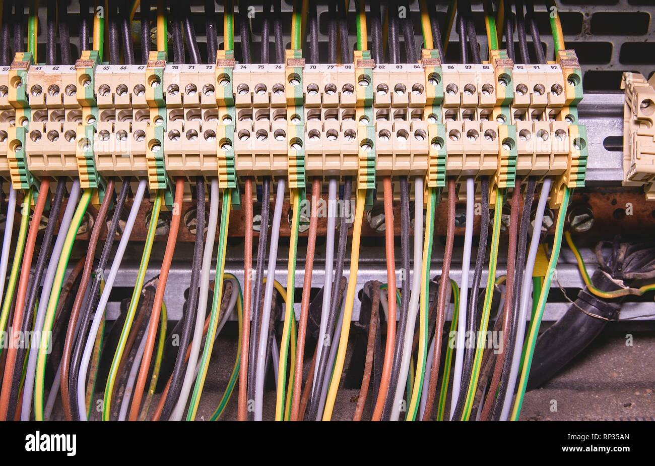 Terminal blocks for electrical connection and earthing terminals for ...