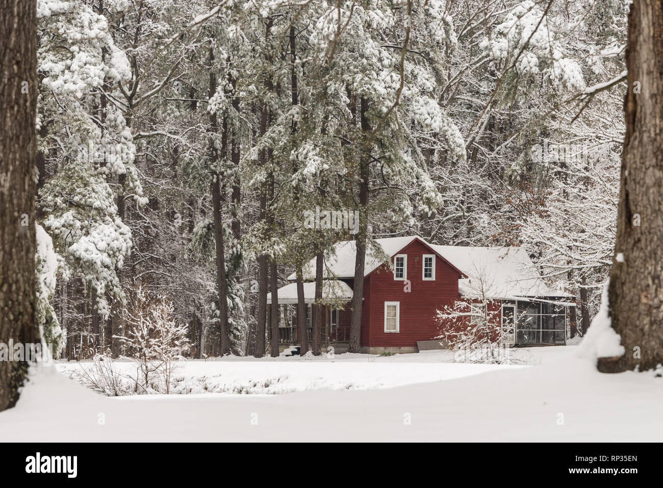 Snow covered house front yard hi-res stock photography and images - Alamy
