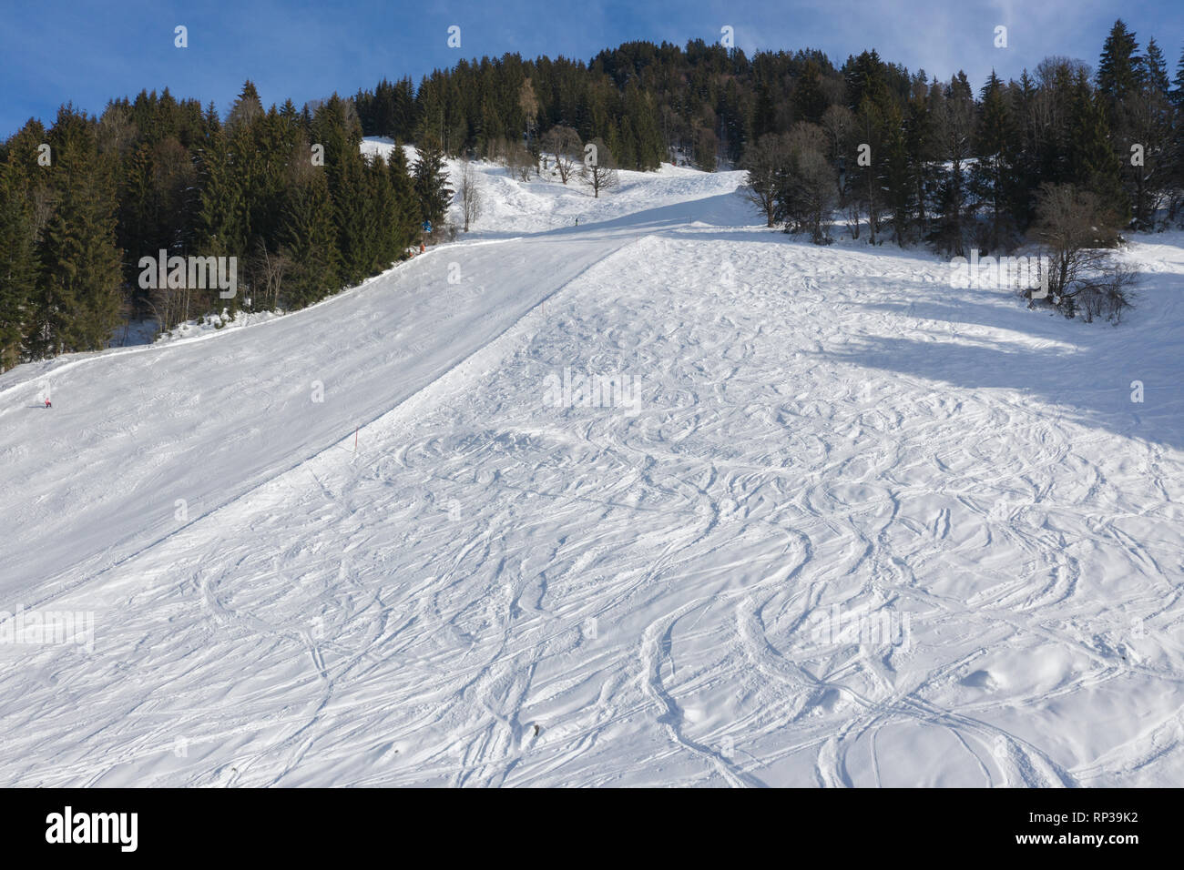 Sunny day ski slope hi-res stock photography and images - Alamy