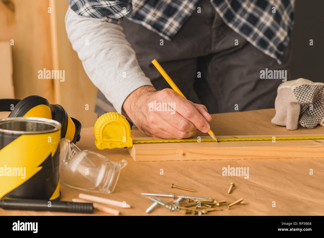Carpenter marking plank wood hi-res stock photography and images - Alamy