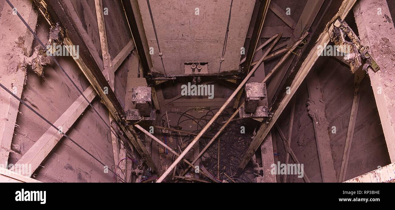 Old lift doors hi-res stock photography and images - Alamy