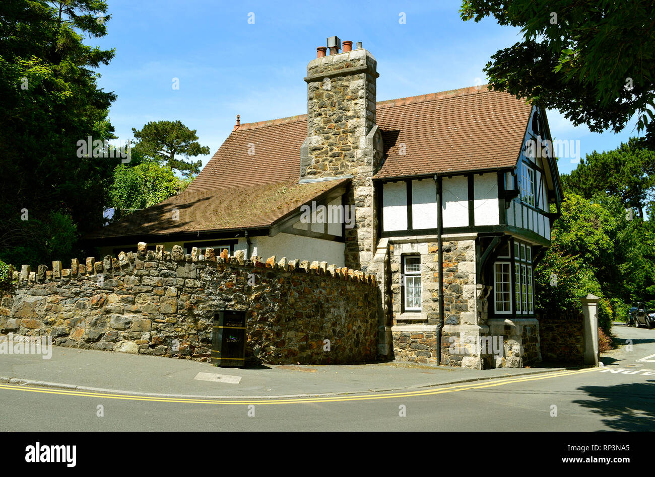Mock tudor style house hi-res stock photography and images - Alamy