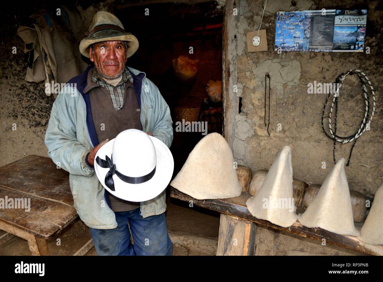 Manufacturing typical Hats in YANAMA - National park HUASCARAN ...