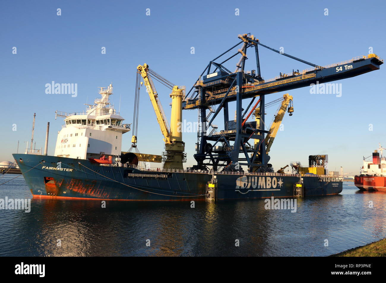 The heavy load vessel Fairmaster is loaded with a loading bridge on 15 ...