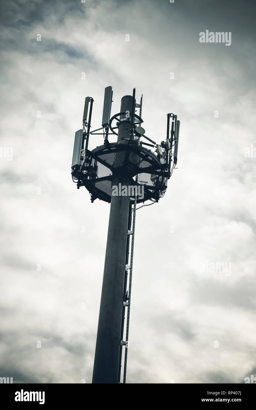 Telecommunications sender mast hi-res stock photography and images - Alamy