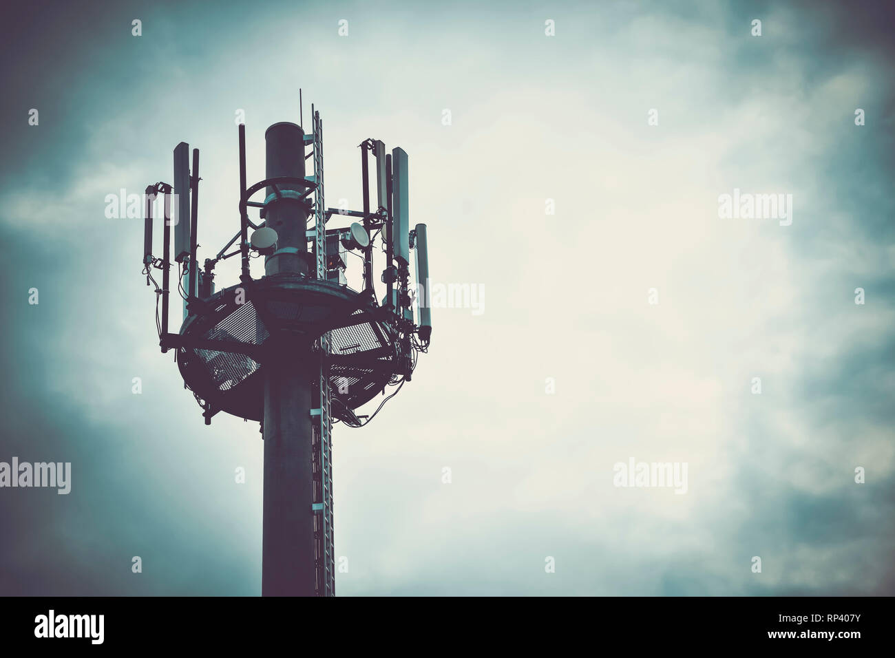 Telecommunications sender mast hi-res stock photography and images - Alamy