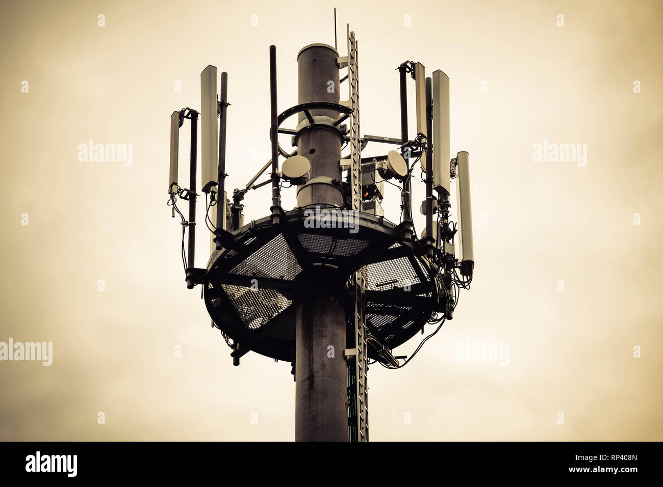 Telecommunications sender mast hi-res stock photography and images - Alamy