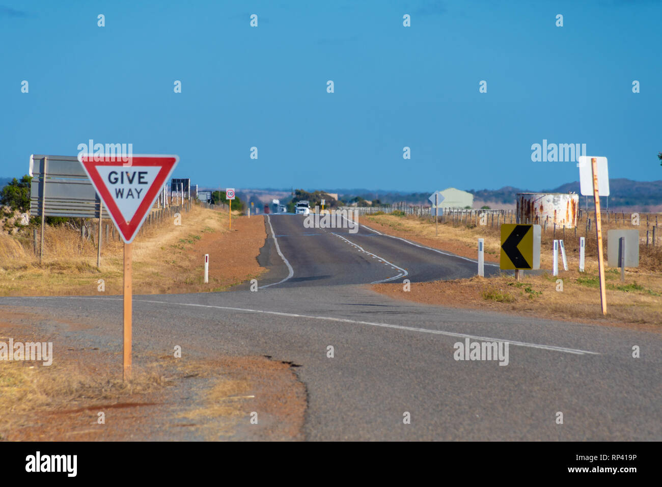 Give Way street sign at on of Australia's endless Outback roads Stock ...