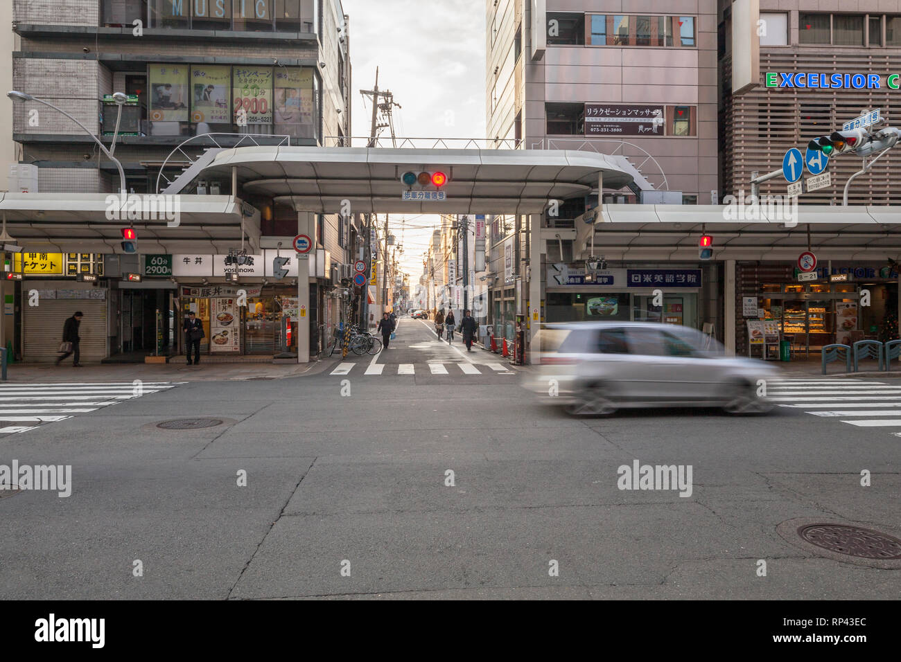 Shijo Dori, at the intersection of Higashinotoin Dori, Shimogyo Ward ...
