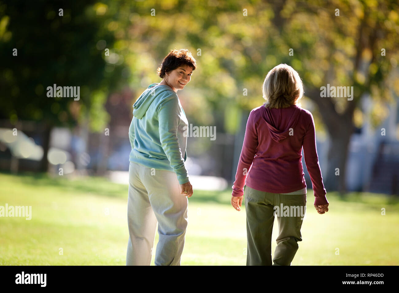 Two woman friends back view field hi-res stock photography and images ...