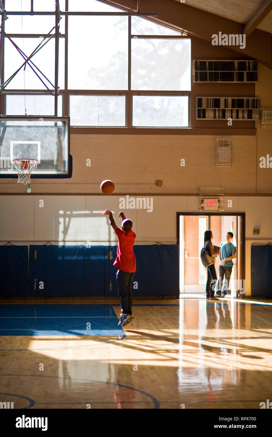 Teenage boy playing basketball Stock Photo - Alamy