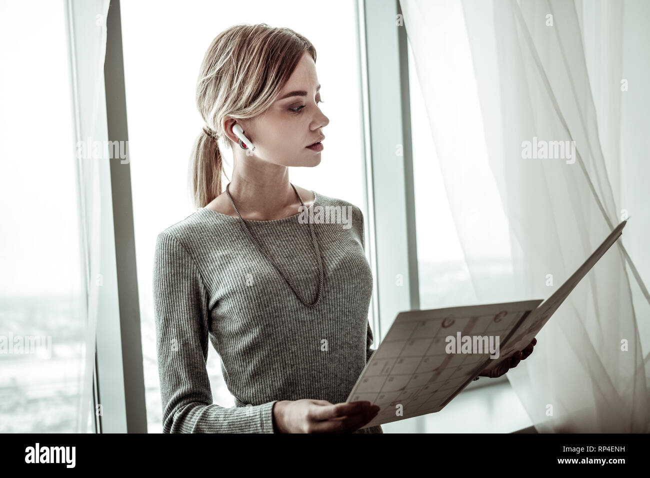 Close up businesswoman holding documents hi-res stock photography and ...