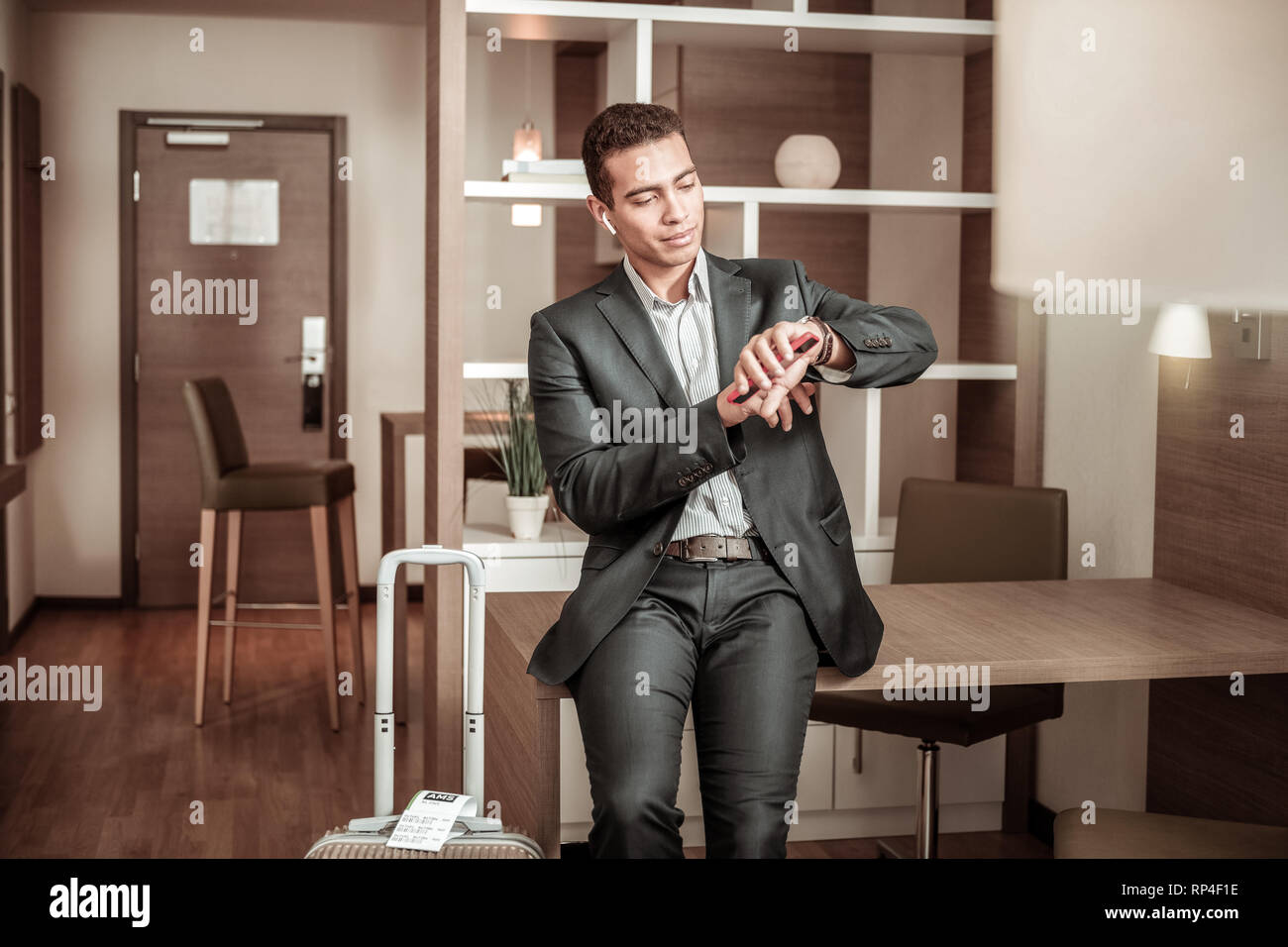 Man late meeting room hi-res stock photography and images - Alamy