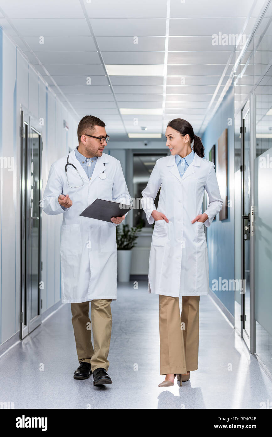 Doctors talking each other hi-res stock photography and images - Alamy