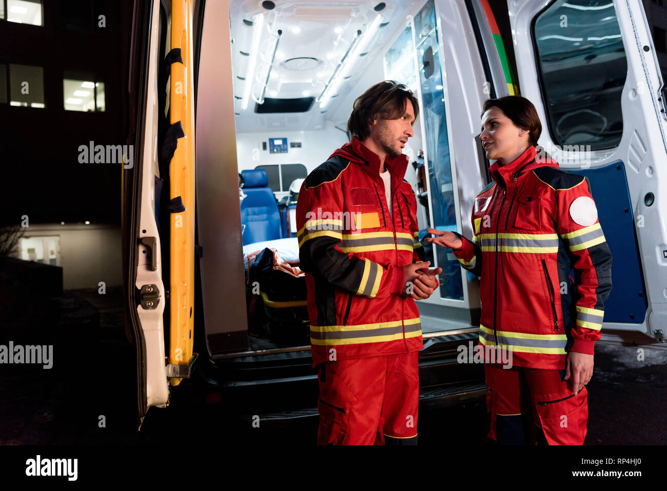 Paramedics talking hi-res stock photography and images - Alamy