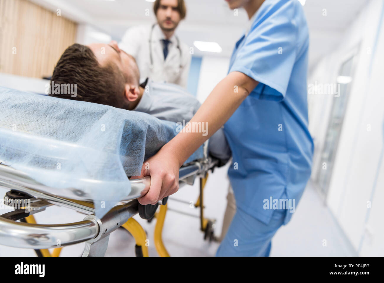 Body on gurney hi-res stock photography and images - Alamy