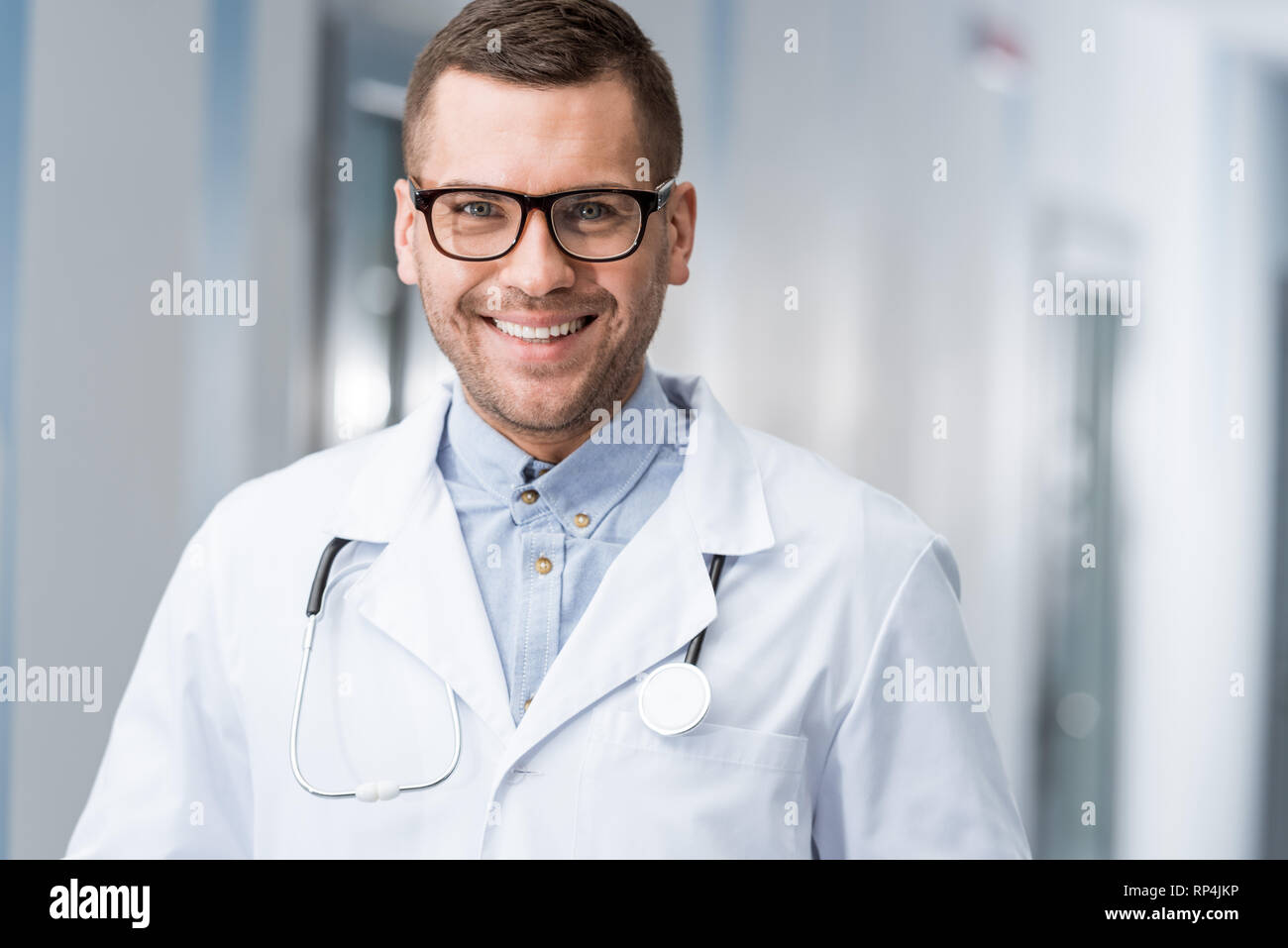 Doctors laughing hi-res stock photography and images - Alamy