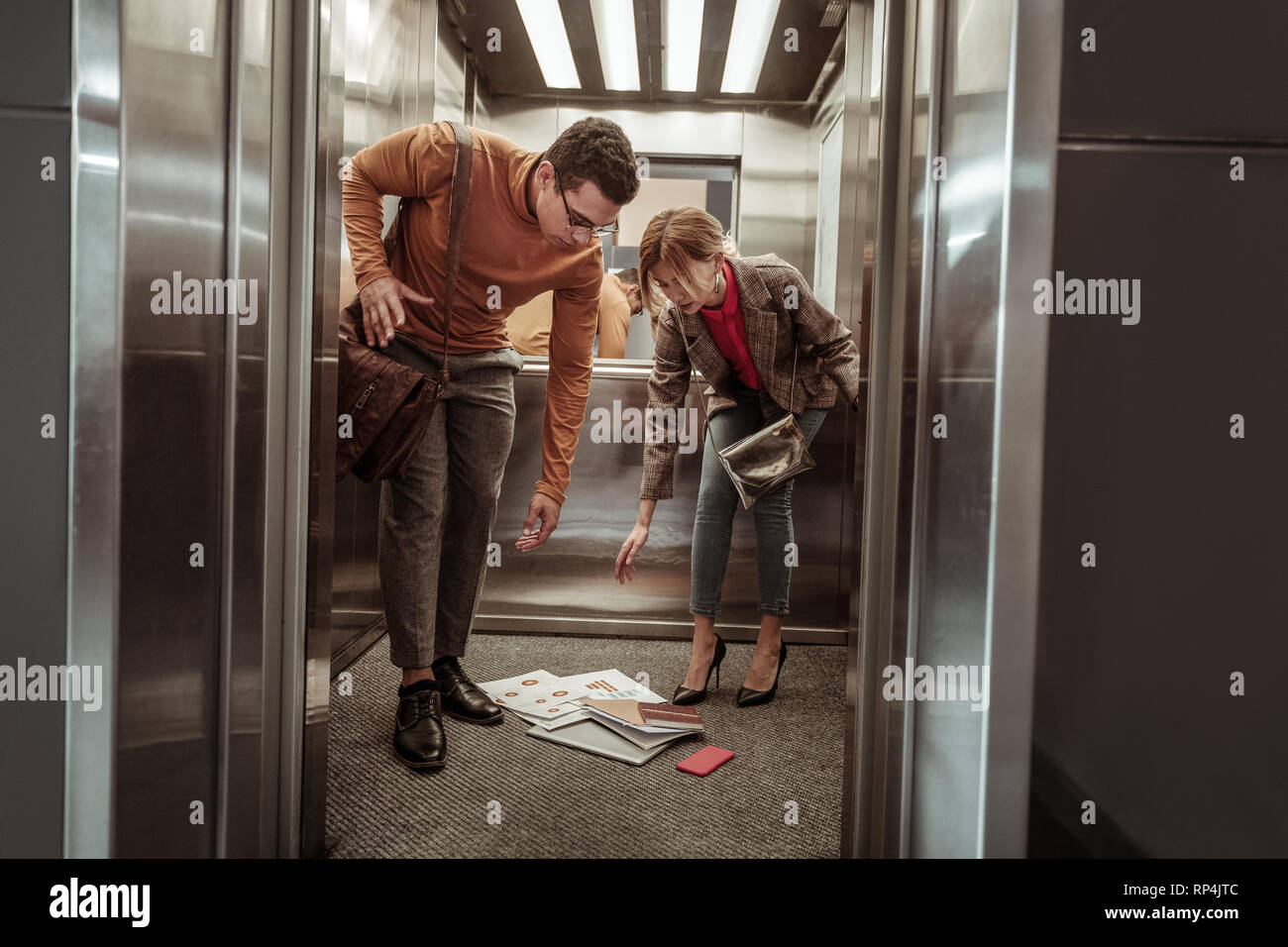 Man dropping papers hi-res stock photography and images - Alamy