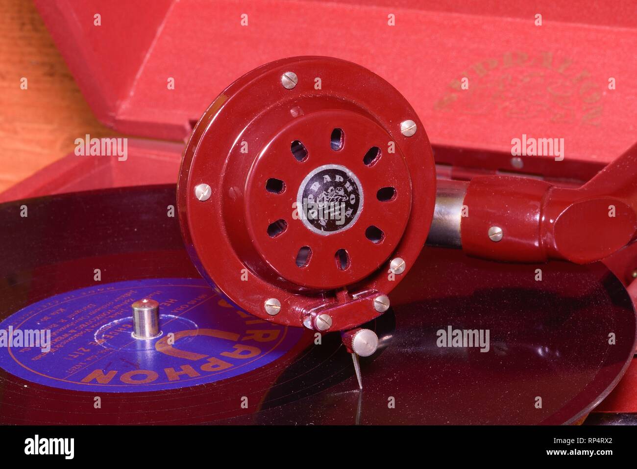 Wind up disc gramophone hi-res stock photography and images - Alamy