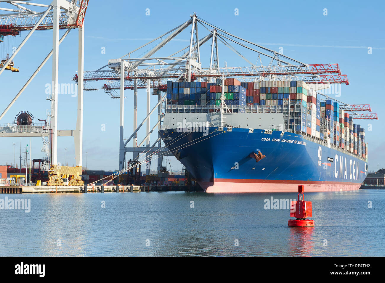 Ship unloading shipping containers uk hi-res stock photography and ...